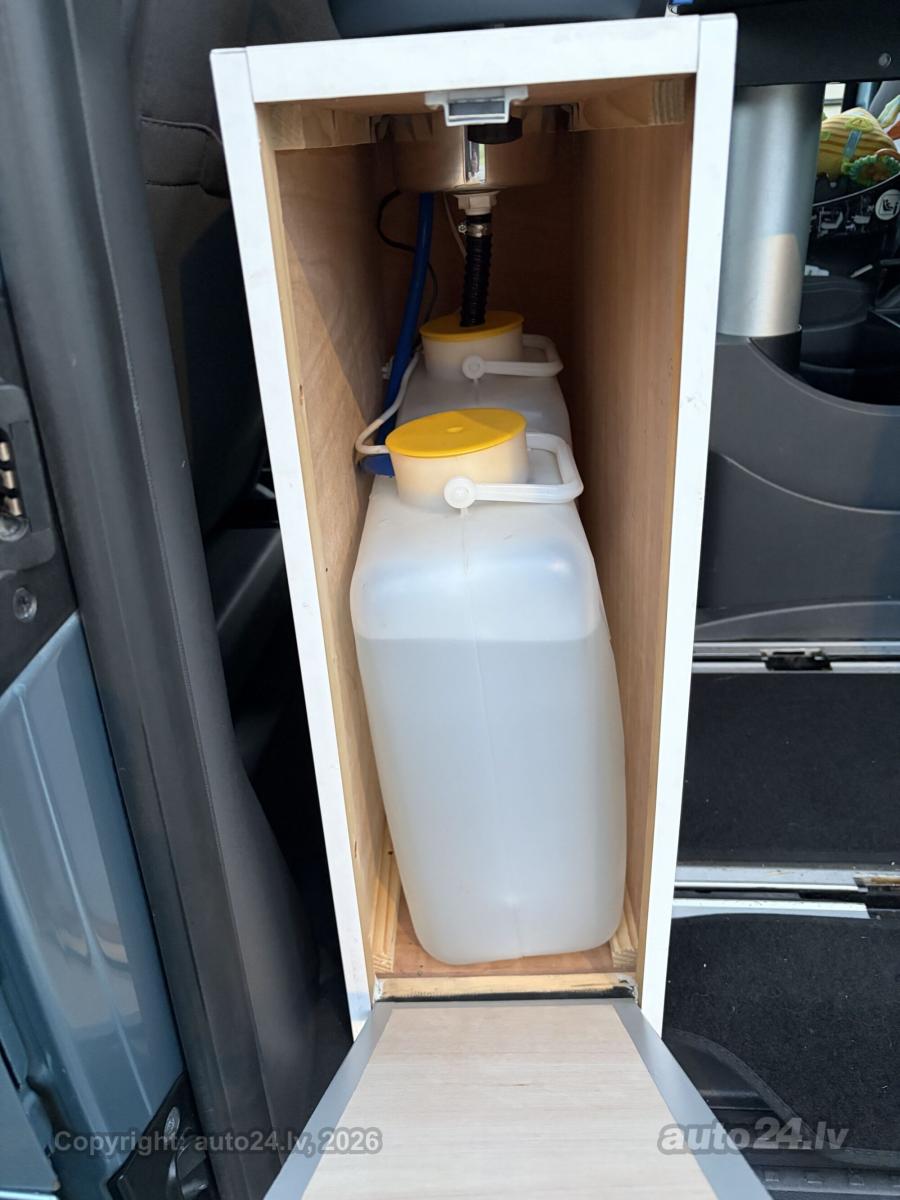 Zils Volkswagen Multivan 2007 Tartu, ar dzinēja tilpumu 2.50 L un nobraukumu 354 tūkst. km par 13000 €, foto 30 vietnē AUTOMOTO.COM.LV