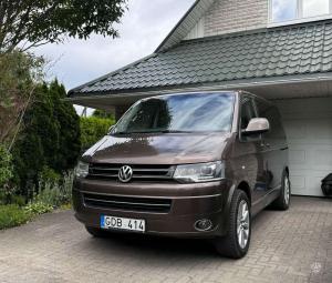 Brūns Volkswagen Multivan 2012 Viļņa, ar dzinēja tilpumu 2.00 L un nobraukumu 350 tūkst. km par 14700 €, foto  vietnē AUTOMOTO.COM.LV