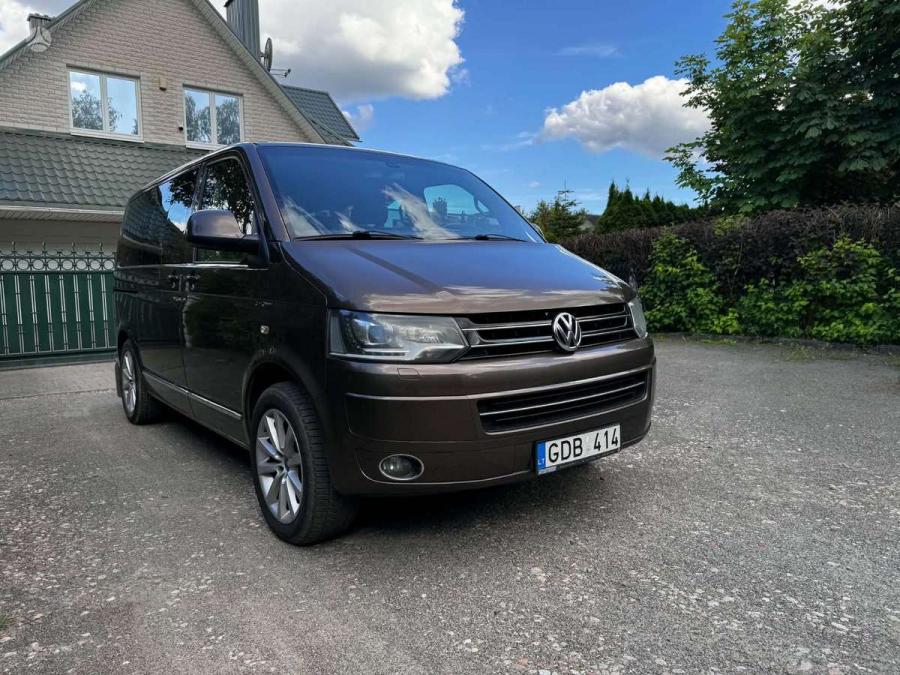 Brown Volkswagen Multivan 2012 in Vilnius, with an engine capacity of 2.00 L and mileage of 350 thousand km for 14700 €, photo 12 on AUTOMOTO.COM.LV