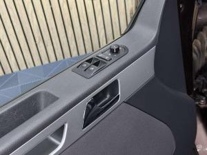 Brūns Volkswagen Multivan 2013 Marijampole, ar dzinēja tilpumu 1.97 L un nobraukumu 204 tūkst. km par 17350 €, foto 25 vietnē AUTOMOTO.COM.LV