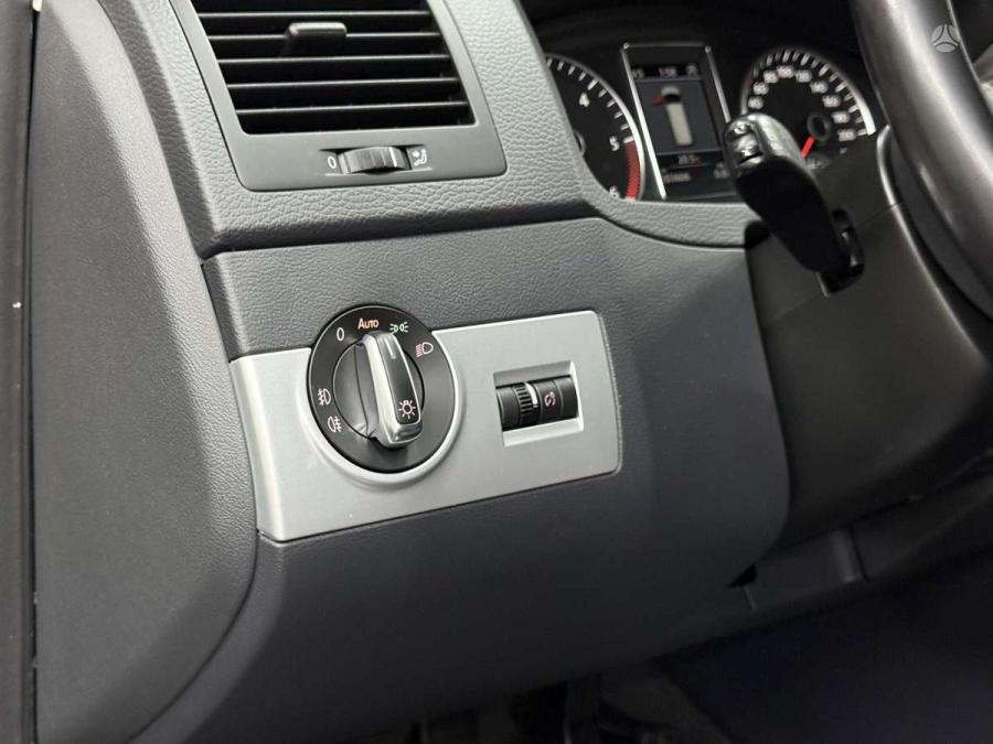 Brūns Volkswagen Multivan 2013 Marijampole, ar dzinēja tilpumu 1.97 L un nobraukumu 204 tūkst. km par 17350 €, foto 26 vietnē AUTOMOTO.COM.LV