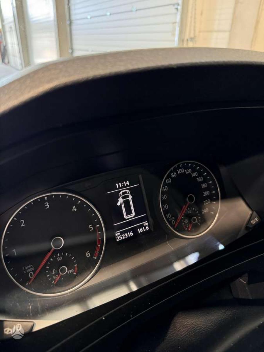Brūns Volkswagen Multivan 2016 Klaipėda, ar dzinēja tilpumu 1.97 L un nobraukumu 254 tūkst. km par 19700 €, foto 27 vietnē AUTOMOTO.COM.LV