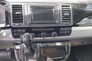 Brown Volkswagen Multivan 2017 in Klaipeda, with an engine capacity of 1.97 L and mileage of 297 thousand km for 22500 €, photo 14 on AUTOMOTO.COM.LV