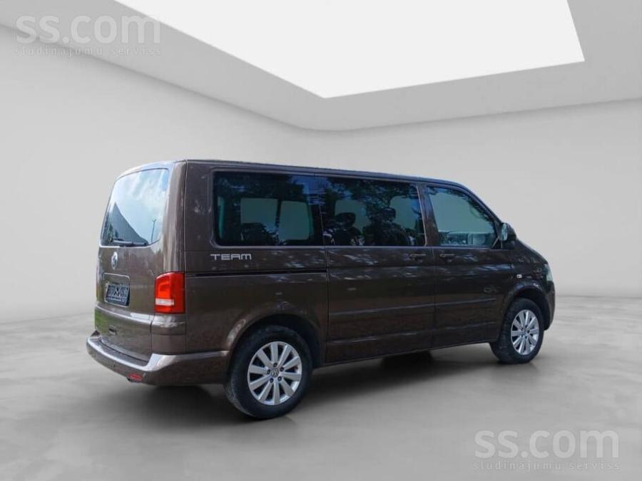 Brūns Volkswagen Multivan 2010 Rīga, ar dzinēja tilpumu 2.00 L un nobraukumu 265 tūkst. km par 11890 €, foto 4 vietnē AUTOMOTO.COM.LV