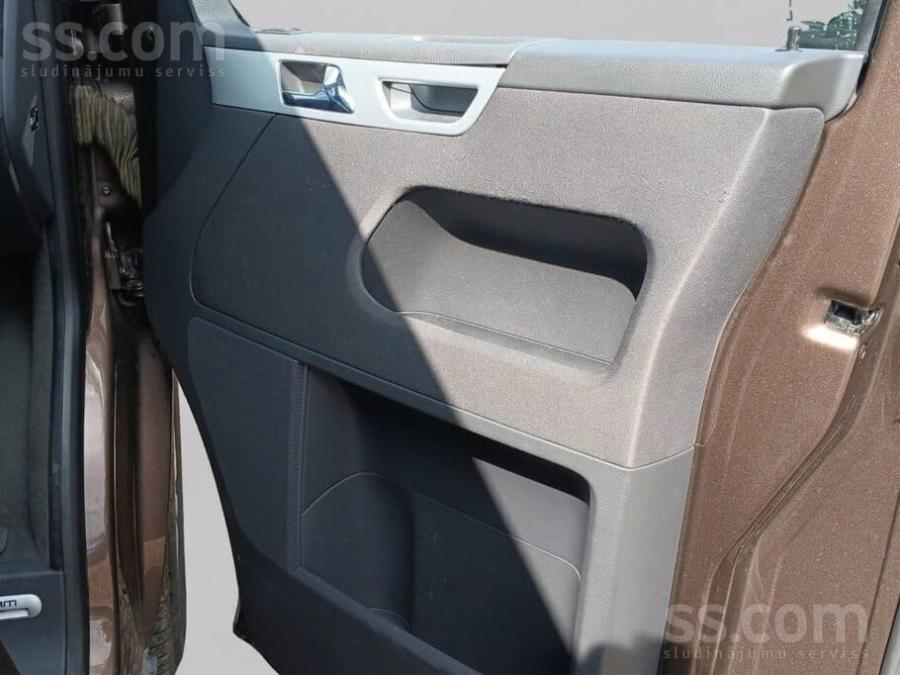 Brūns Volkswagen Multivan 2010 Rīga, ar dzinēja tilpumu 2.00 L un nobraukumu 265 tūkst. km par 11890 €, foto 9 vietnē AUTOMOTO.COM.LV