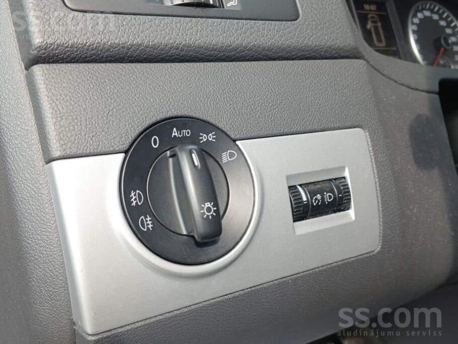 Brūns Volkswagen Multivan 2010 Rīga, ar dzinēja tilpumu 2.00 L un nobraukumu 265 tūkst. km par 11890 €, foto 13 vietnē AUTOMOTO.COM.LV