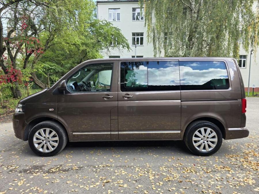 Brūns Volkswagen Multivan 2010 Rīga, ar dzinēja tilpumu 2.00 L un nobraukumu 232 tūkst. km par 14500 €, foto 1 vietnē AUTOMOTO.COM.LV