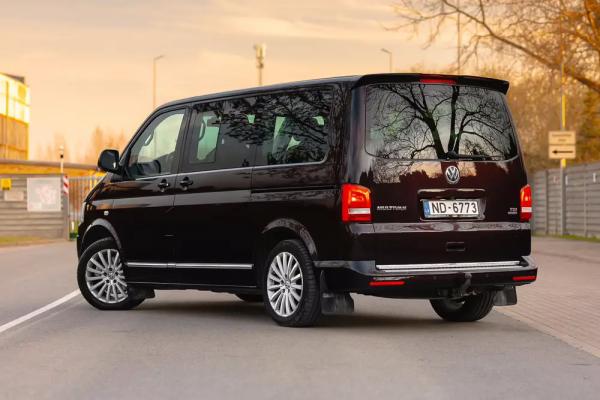 Brown Volkswagen Multivan 2014 in Jelgava, with an engine capacity of 2.00 L and mileage of 298 thousand km for 16900 €, photo 4 on AUTOMOTO.COM.LV