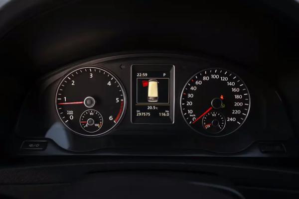 Brown Volkswagen Multivan 2014 in Jelgava, with an engine capacity of 2.00 L and mileage of 298 thousand km for 16900 €, photo 10 on AUTOMOTO.COM.LV