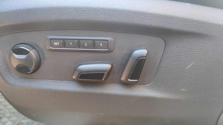 Brown Volkswagen Multivan 2016 in Maardu, with an engine capacity of 0.00 L and mileage of 205 thousand km for 20000 €, photo 18 on AUTOMOTO.COM.LV