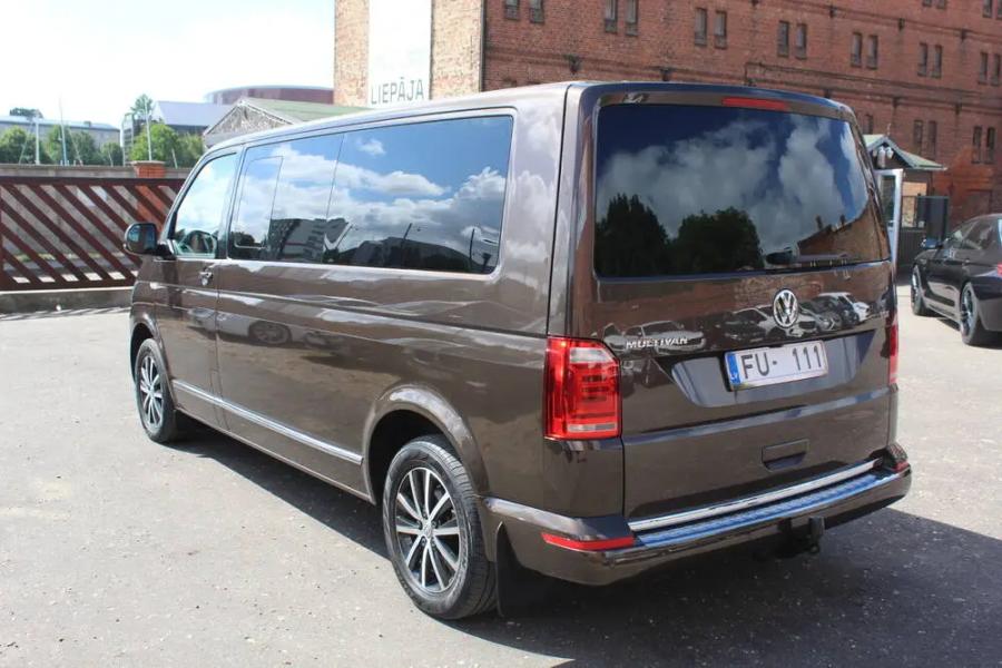 Brūns Volkswagen Multivan 2017 Liepāja, ar dzinēja tilpumu 2.00 L un nobraukumu 196 tūkst. km par 25000 €, foto 4 vietnē AUTOMOTO.COM.LV