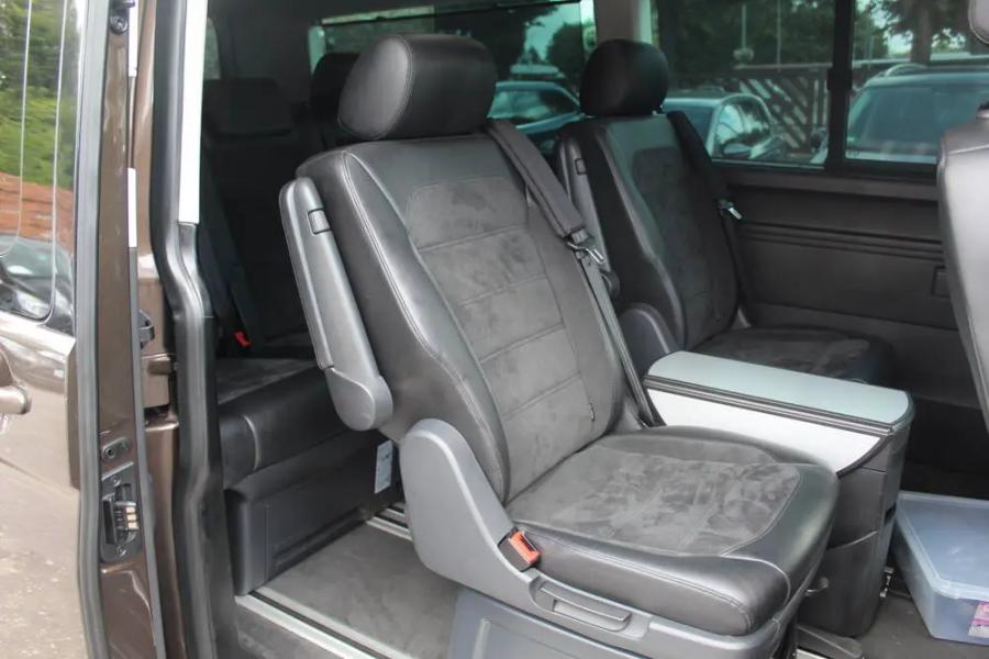 Brūns Volkswagen Multivan 2017 Liepāja, ar dzinēja tilpumu 2.00 L un nobraukumu 196 tūkst. km par 25000 €, foto 11 vietnē AUTOMOTO.COM.LV
