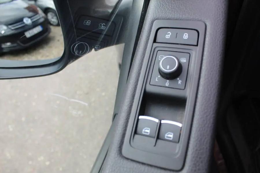 Brūns Volkswagen Multivan 2017 Liepāja, ar dzinēja tilpumu 2.00 L un nobraukumu 196 tūkst. km par 25000 €, foto 17 vietnē AUTOMOTO.COM.LV