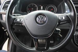 Brūns Volkswagen Multivan 2017 Liepāja, ar dzinēja tilpumu 2.00 L un nobraukumu 196 tūkst. km par 25000 €, foto 18 vietnē AUTOMOTO.COM.LV