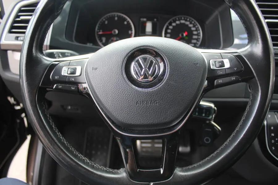 Brūns Volkswagen Multivan 2017 Liepāja, ar dzinēja tilpumu 2.00 L un nobraukumu 196 tūkst. km par 25000 €, foto 18 vietnē AUTOMOTO.COM.LV