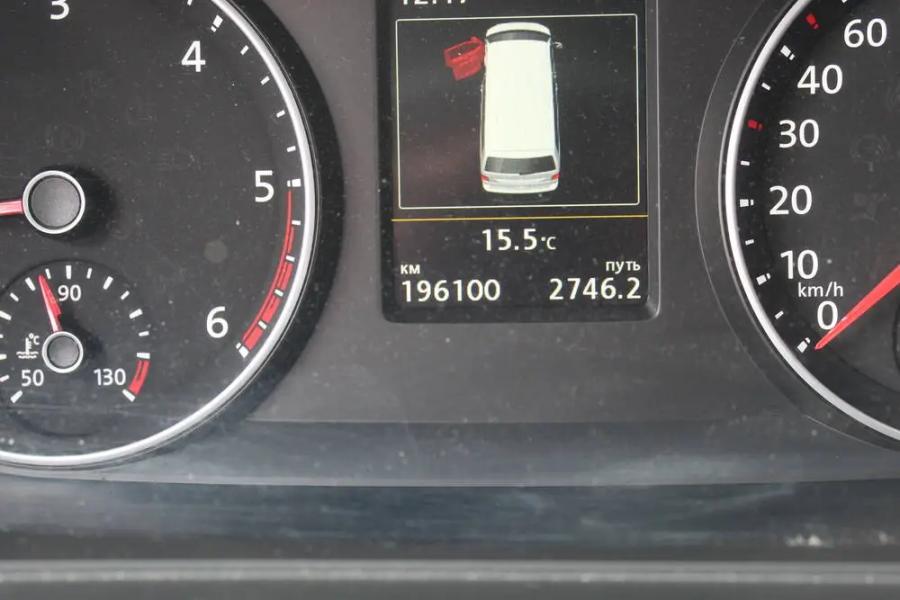 Brūns Volkswagen Multivan 2017 Liepāja, ar dzinēja tilpumu 2.00 L un nobraukumu 196 tūkst. km par 25000 €, foto 19 vietnē AUTOMOTO.COM.LV