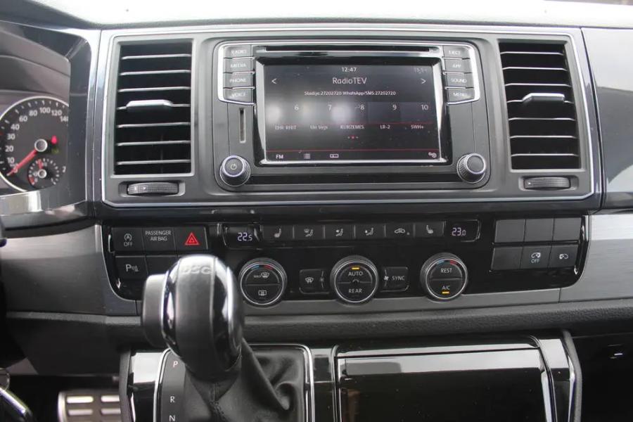Brūns Volkswagen Multivan 2017 Liepāja, ar dzinēja tilpumu 2.00 L un nobraukumu 196 tūkst. km par 25000 €, foto 20 vietnē AUTOMOTO.COM.LV
