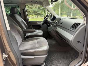 Brown Volkswagen Multivan 2010 in Kaunas, with an engine capacity of 1.97 L and mileage of 440 thousand km for 10300 €, photo 16 on AUTOMOTO.COM.LV