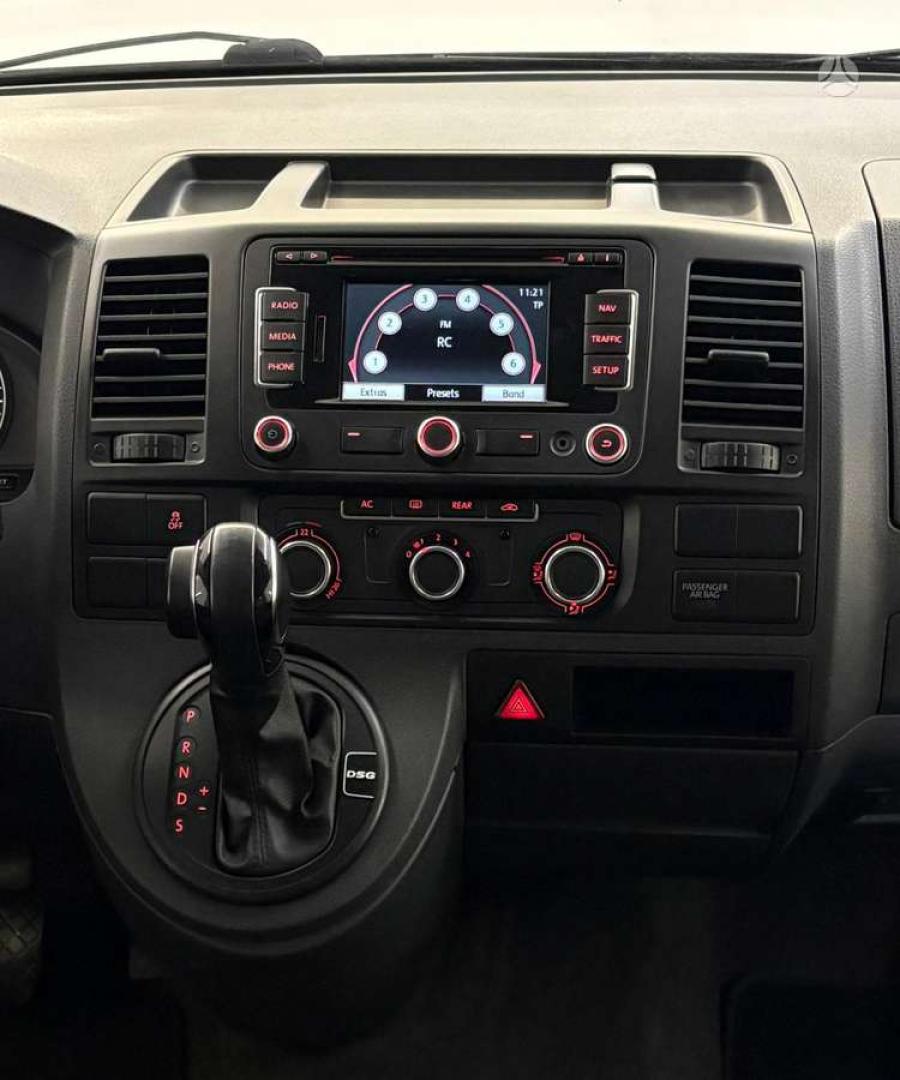 Brūns Volkswagen Multivan 2011 Marijampole, ar dzinēja tilpumu 1.97 L un nobraukumu 221 tūkst. km par 14999 €, foto 4 vietnē AUTOMOTO.COM.LV