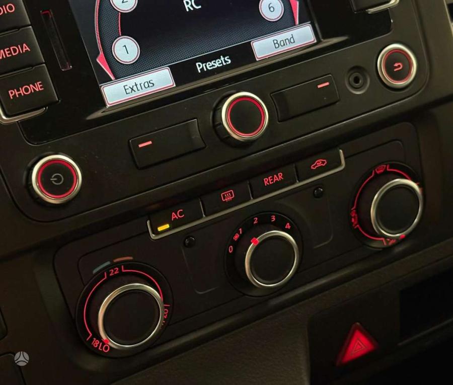Brūns Volkswagen Multivan 2011 Marijampole, ar dzinēja tilpumu 1.97 L un nobraukumu 221 tūkst. km par 14999 €, foto 5 vietnē AUTOMOTO.COM.LV