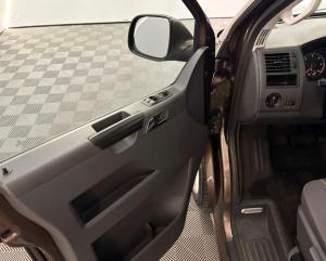 Brūns Volkswagen Multivan 2011 Marijampole, ar dzinēja tilpumu 1.97 L un nobraukumu 221 tūkst. km par 14999 €, foto 17 vietnē AUTOMOTO.COM.LV