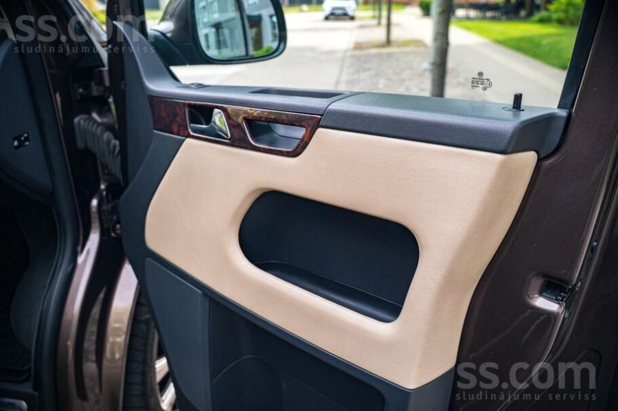 Brown Volkswagen Multivan 2013 in Riga, with an engine capacity of 2.00 L and mileage of 150 thousand km for 21990 €, photo 20 on AUTOMOTO.COM.LV