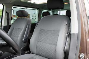 Brown Volkswagen Multivan 2013 in Kaunas, with an engine capacity of 1.97 L and mileage of 237 thousand km for 14300 €, photo 12 on AUTOMOTO.COM.LV