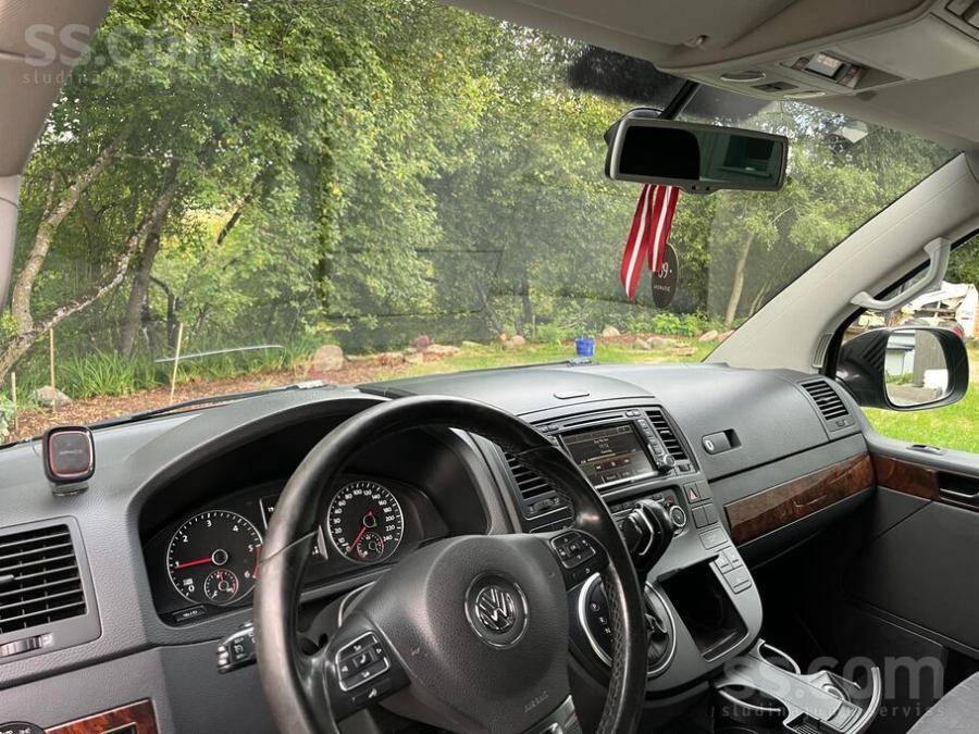 Brown Volkswagen Multivan 2015 in Jelgava, with an engine capacity of 2.00 L and mileage of 385 thousand km for 16900 €, photo 10 on AUTOMOTO.COM.LV