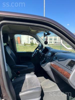 Brown Volkswagen Multivan 2015 in Jelgava, with an engine capacity of 2.00 L and mileage of 385 thousand km for 16900 €, photo 15 on AUTOMOTO.COM.LV