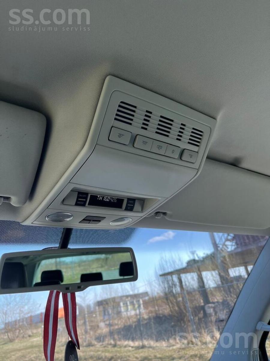 Brown Volkswagen Multivan 2015 in Jelgava, with an engine capacity of 2.00 L and mileage of 385 thousand km for 16900 €, photo 16 on AUTOMOTO.COM.LV