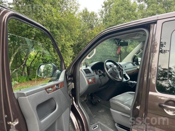 Brown Volkswagen Multivan 2015 in Jelgava, with an engine capacity of 2.00 L and mileage of 385 thousand km for 16900 €, photo 9 on AUTOMOTO.COM.LV