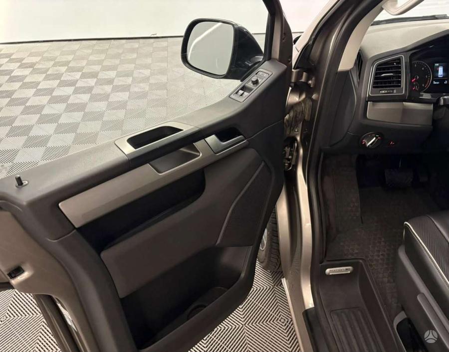 Brūns Volkswagen Multivan 2016 Marijampole, ar dzinēja tilpumu 1.97 L un nobraukumu 194 tūkst. km par 23999 €, foto 26 vietnē AUTOMOTO.COM.LV