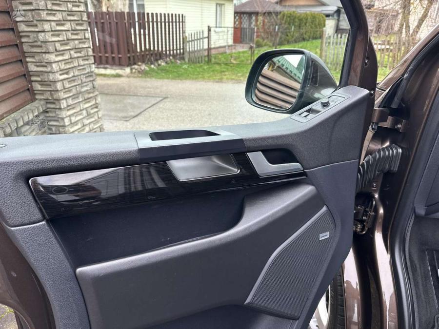 Brūns Volkswagen Multivan 2017 Viļņa, ar dzinēja tilpumu 1.97 L un nobraukumu 215 tūkst. km par 27755 €, foto 34 vietnē AUTOMOTO.COM.LV