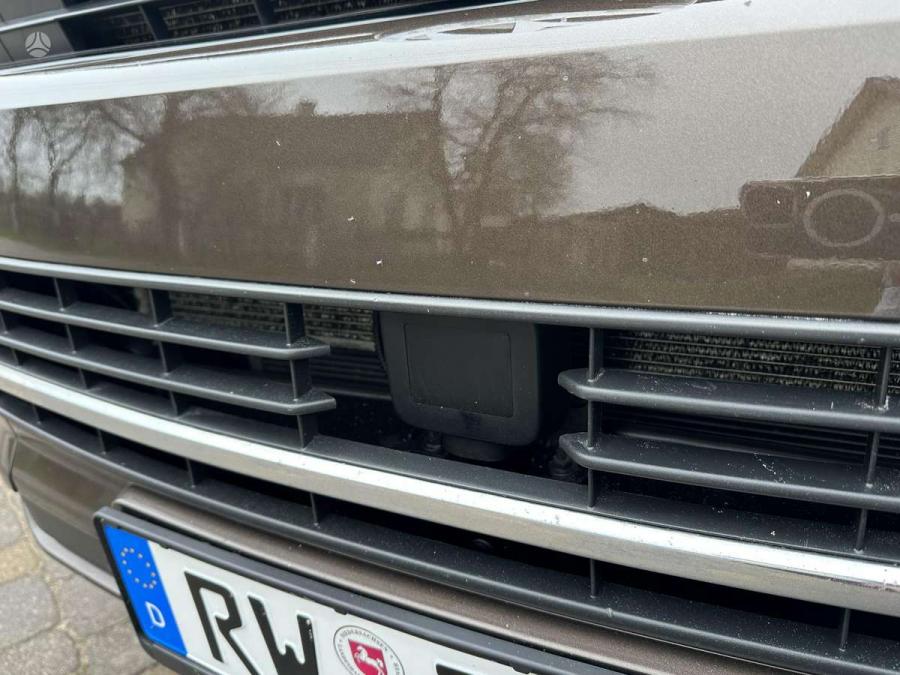 Brown Volkswagen Multivan 2017 in Vilnius, with an engine capacity of 1.97 L and mileage of 215 thousand km for 27350 €, photo 35 on AUTOMOTO.COM.LV
