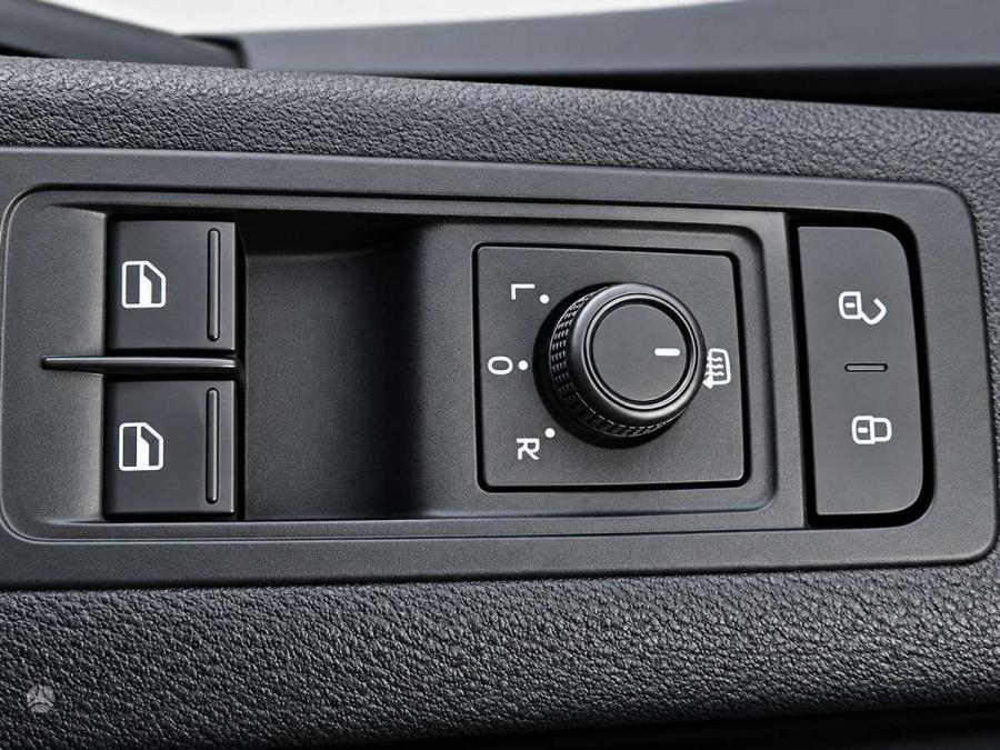 Brown Volkswagen Multivan 2018 in Vilnius, with an engine capacity of 1.97 L and mileage of 191 thousand km for 23990 €, photo 12 on AUTOMOTO.COM.LV