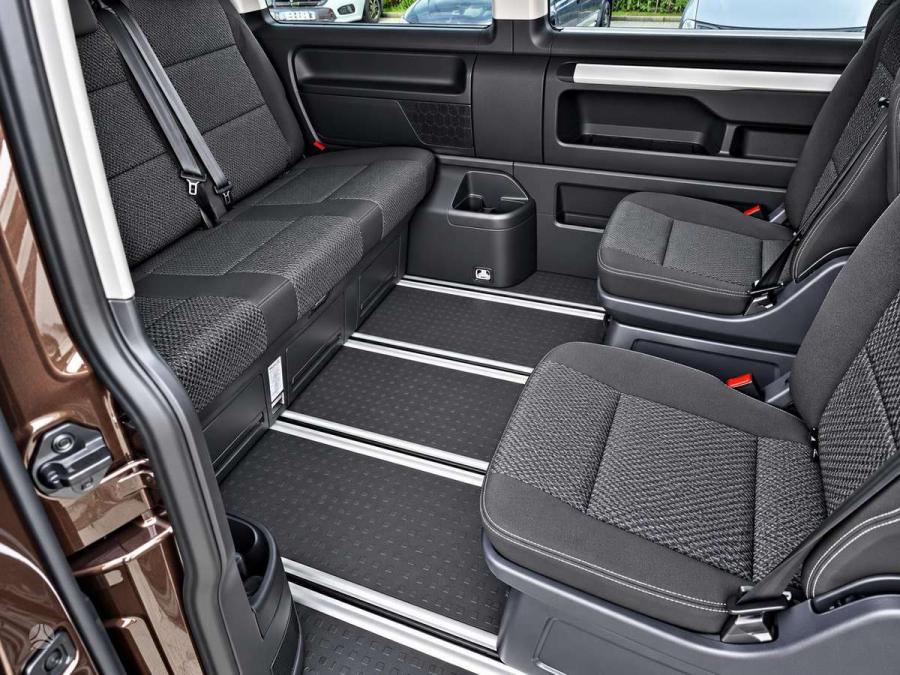 Brown Volkswagen Multivan 2018 in Vilnius, with an engine capacity of 1.97 L and mileage of 191 thousand km for 23990 €, photo 18 on AUTOMOTO.COM.LV