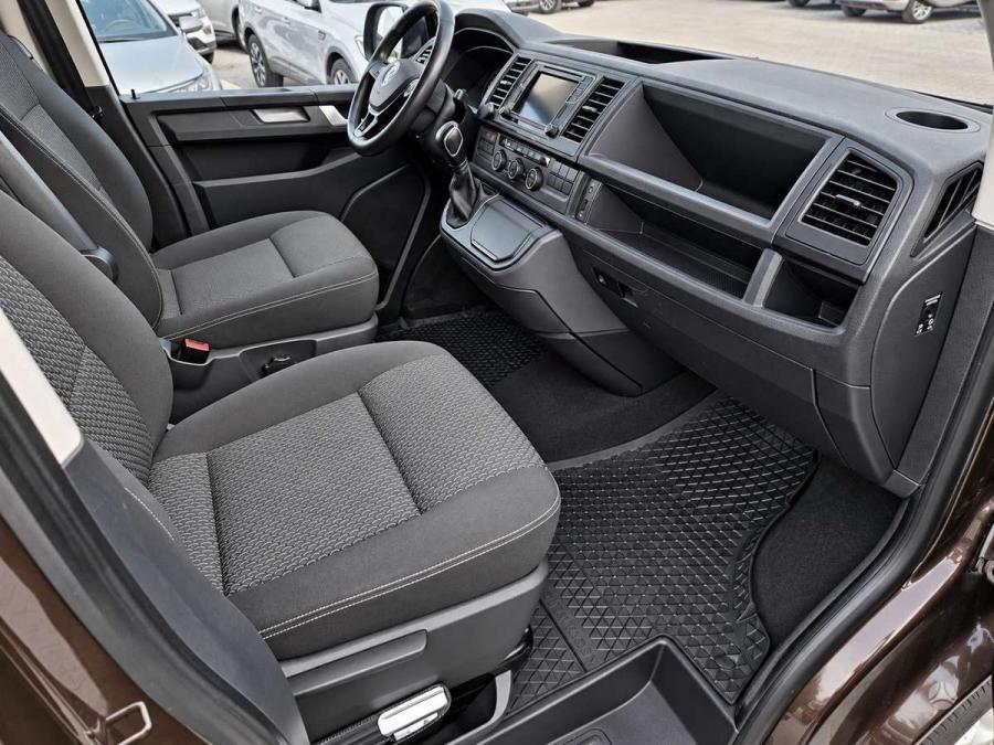 Brown Volkswagen Multivan 2018 in Vilnius, with an engine capacity of 1.97 L and mileage of 191 thousand km for 23990 €, photo 23 on AUTOMOTO.COM.LV