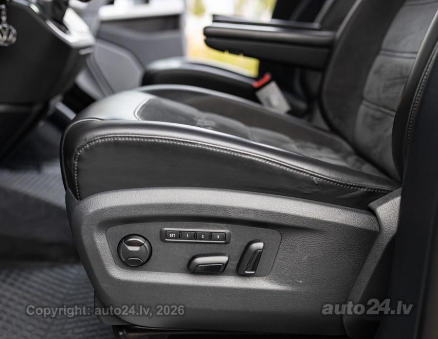 Brown Volkswagen Multivan 2016 in Tallinn, with an engine capacity of 2.00 L and mileage of 206 thousand km for 18790 €, photo 10 on AUTOMOTO.COM.LV