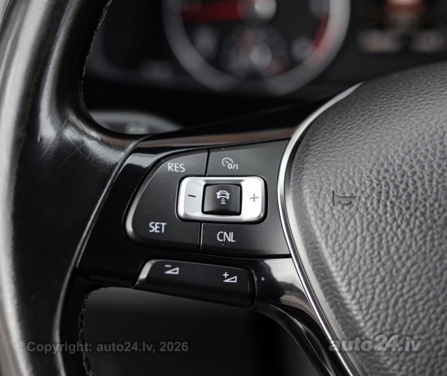 Brown Volkswagen Multivan 2016 in Tallinn, with an engine capacity of 2.00 L and mileage of 206 thousand km for 18790 €, photo 23 on AUTOMOTO.COM.LV