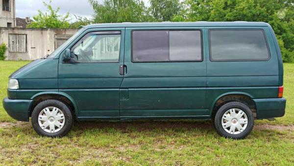 Green Volkswagen Multivan 1996 in Pakruojis, with an engine capacity of 2.50 L and mileage of 590 thousand km for 2900 €, photo 2 on AUTOMOTO.COM.LV