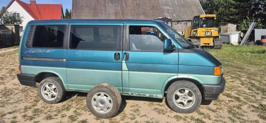 Green Volkswagen Multivan 1996 in Radviliskis, with an engine capacity of 2.37 L and mileage of 462 thousand km for 2900 €, photo 1 on AUTOMOTO.COM.LV