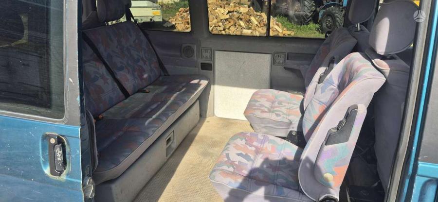 Green Volkswagen Multivan 1996 in Radviliskis, with an engine capacity of 2.37 L and mileage of 462 thousand km for 2900 €, photo 3 on AUTOMOTO.COM.LV