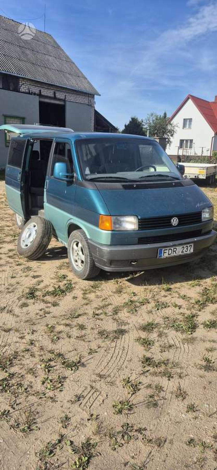 Green Volkswagen Multivan 1996 in Radviliskis, with an engine capacity of 2.37 L and mileage of 462 thousand km for 2900 €, photo 5 on AUTOMOTO.COM.LV