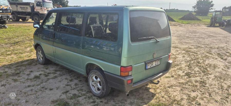 Green Volkswagen Multivan 1996 in Radviliskis, with an engine capacity of 2.37 L and mileage of 462 thousand km for 2900 €, photo 6 on AUTOMOTO.COM.LV