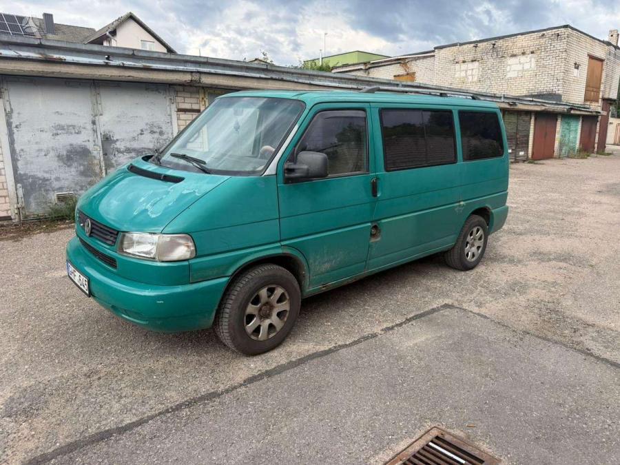 Green Volkswagen Multivan 1997 in Kaunas, with an engine capacity of 2.50 L and mileage of 263 thousand km for 2800 €, photo 4 on AUTOMOTO.COM.LV