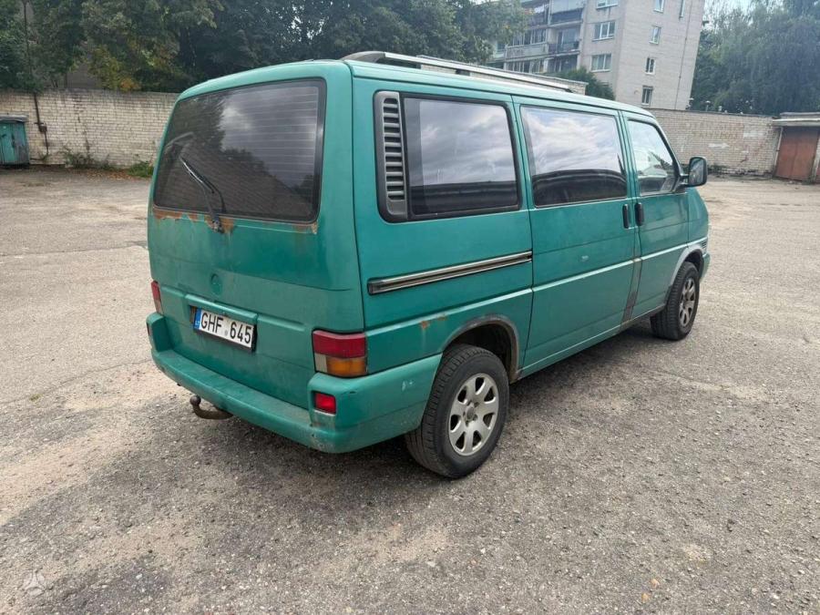 Green Volkswagen Multivan 1997 in Kaunas, with an engine capacity of 2.50 L and mileage of 263 thousand km for 2800 €, photo 5 on AUTOMOTO.COM.LV