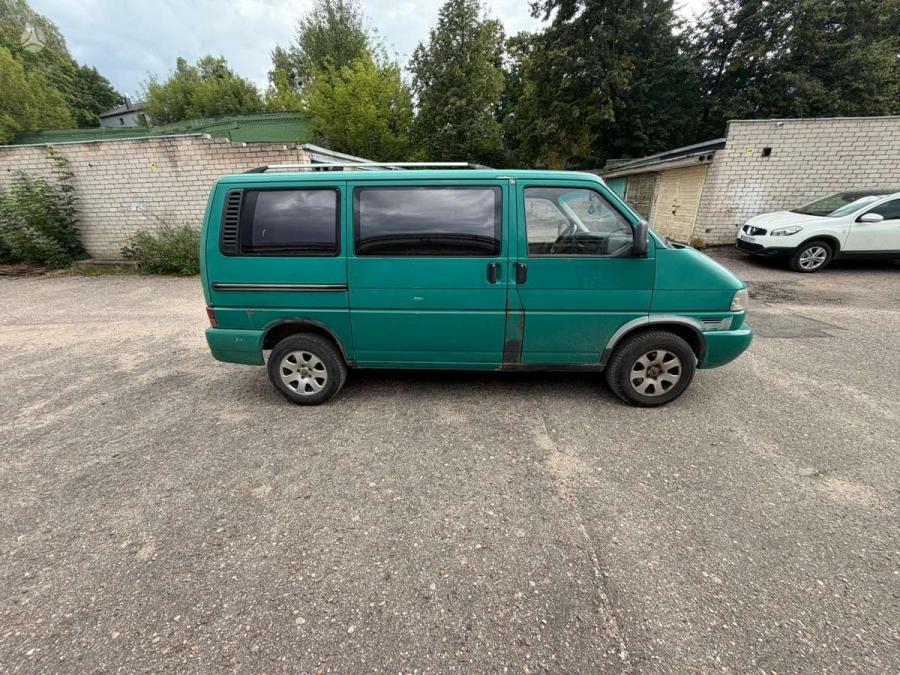 Green Volkswagen Multivan 1997 in Kaunas, with an engine capacity of 2.50 L and mileage of 263 thousand km for 2800 €, photo 7 on AUTOMOTO.COM.LV