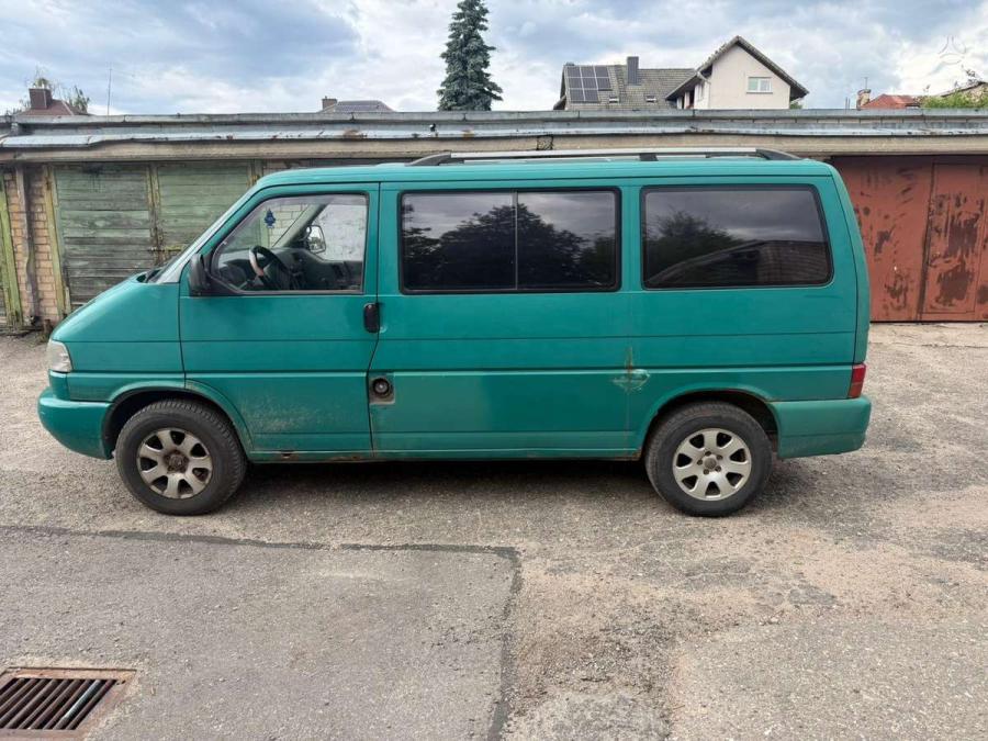 Green Volkswagen Multivan 1997 in Kaunas, with an engine capacity of 2.50 L and mileage of 263 thousand km for 2800 €, photo 9 on AUTOMOTO.COM.LV