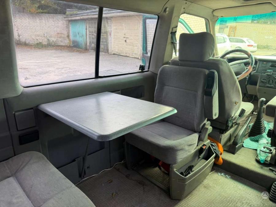 Green Volkswagen Multivan 1997 in Kaunas, with an engine capacity of 2.50 L and mileage of 263 thousand km for 2800 €, photo 11 on AUTOMOTO.COM.LV