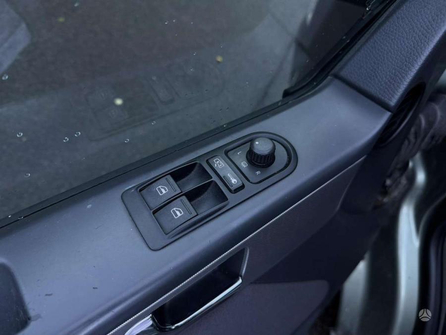 Zaļš Volkswagen Multivan 2004 Viļņa, ar dzinēja tilpumu 1.90 L un nobraukumu 454 tūkst. km par 6750 €, foto 24 vietnē AUTOMOTO.COM.LV